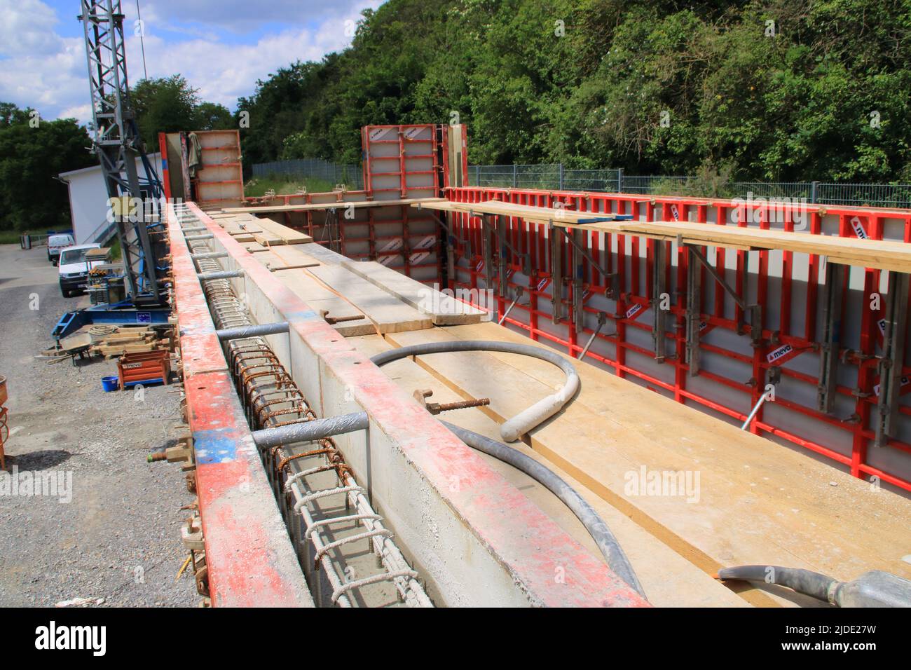 Platform for construction workers on scaffolding Stock Photo - Alamy