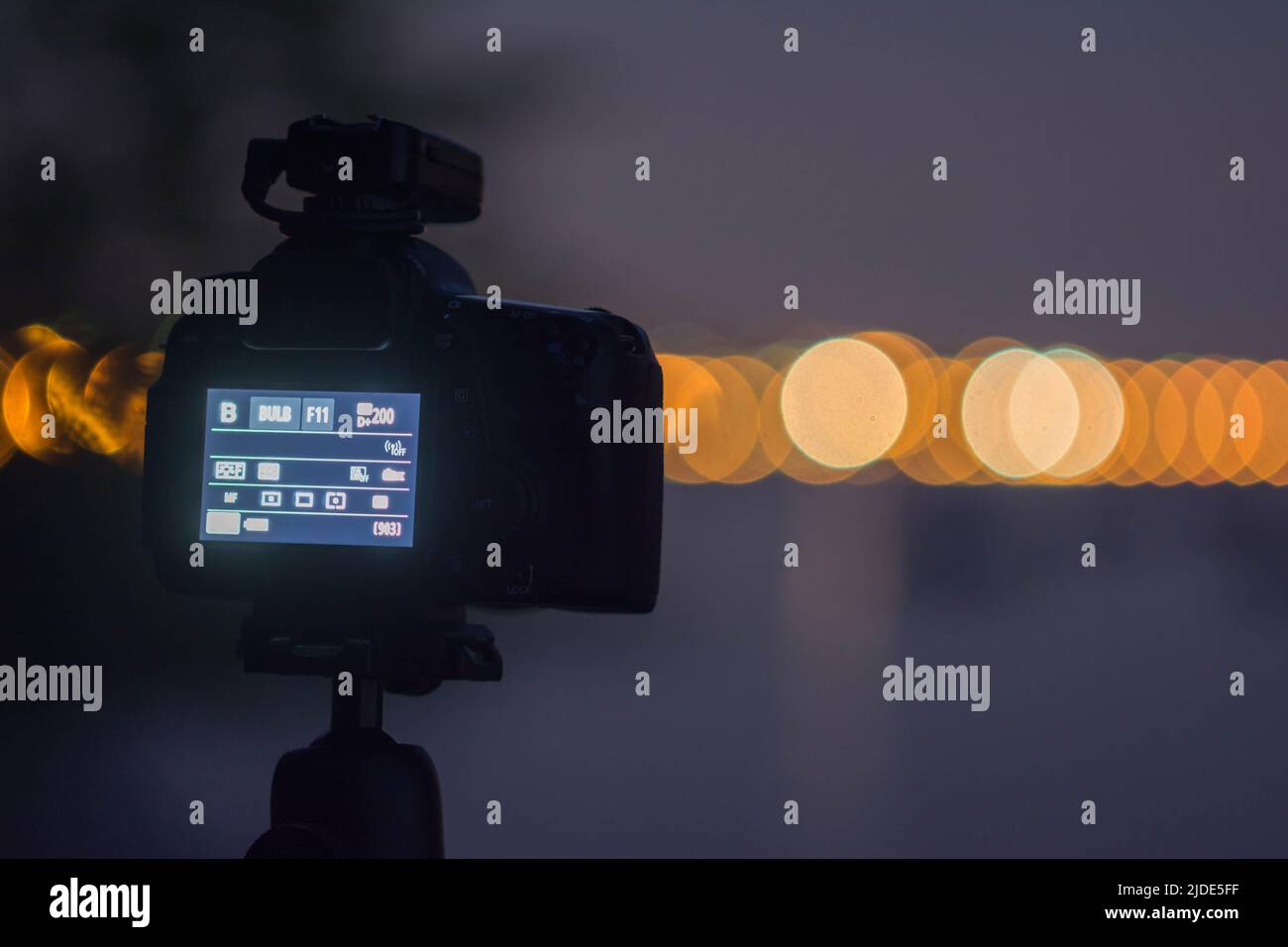 Camera on a tripod shooting a city Stock Photo - Alamy