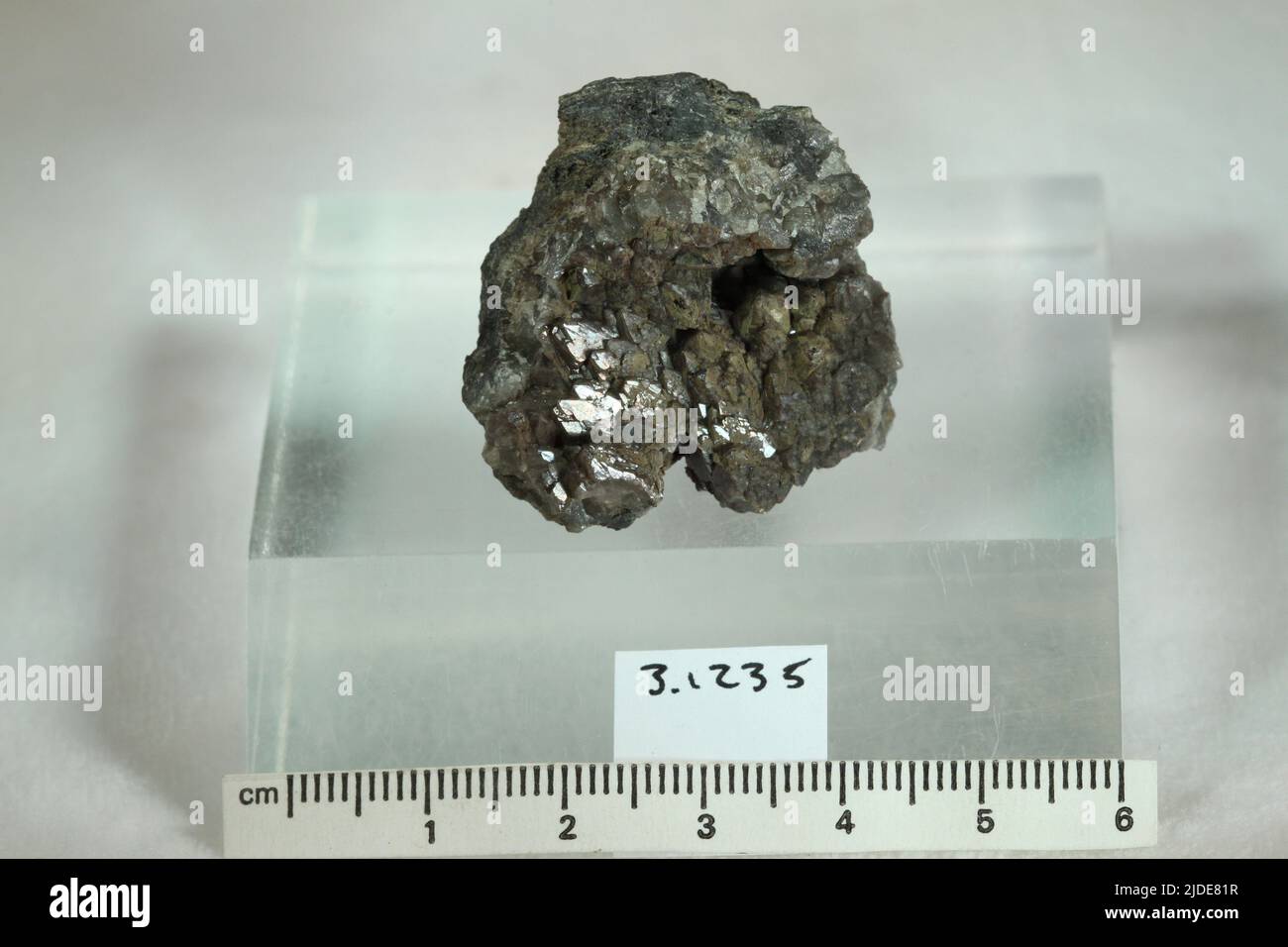 Scheelite tungsten ore hi-res stock photography and images - Alamy