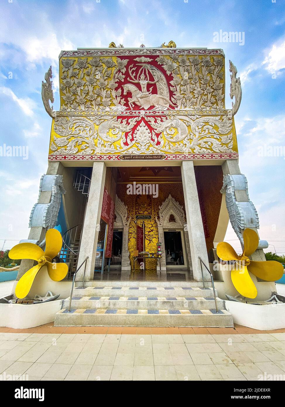 Wat Nok Pak Ta Le boat temple in Phetchaburi, Thailand Stock Photo - Alamy