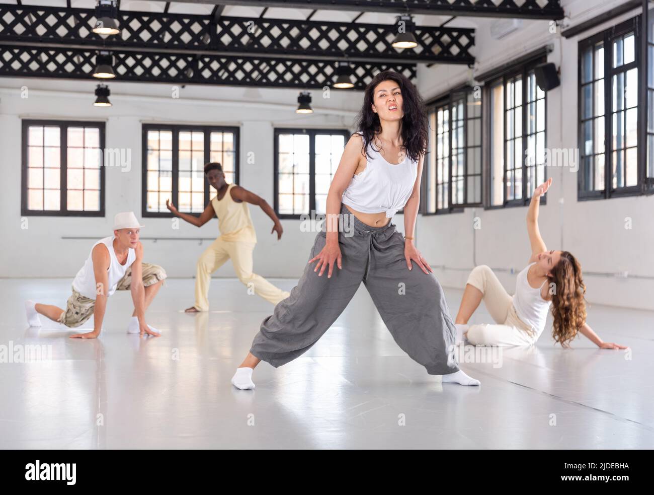 Dancers training modern dance movements Stock Photo - Alamy