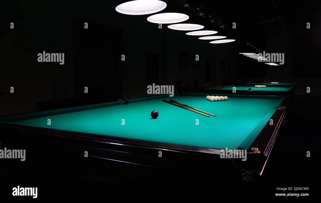 pool table with balls and cue Stock Photo - Alamy