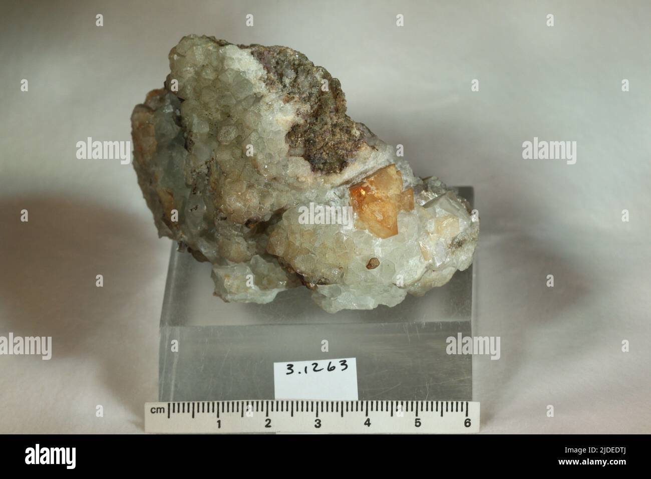 Scheelite tungsten ore hi-res stock photography and images - Alamy