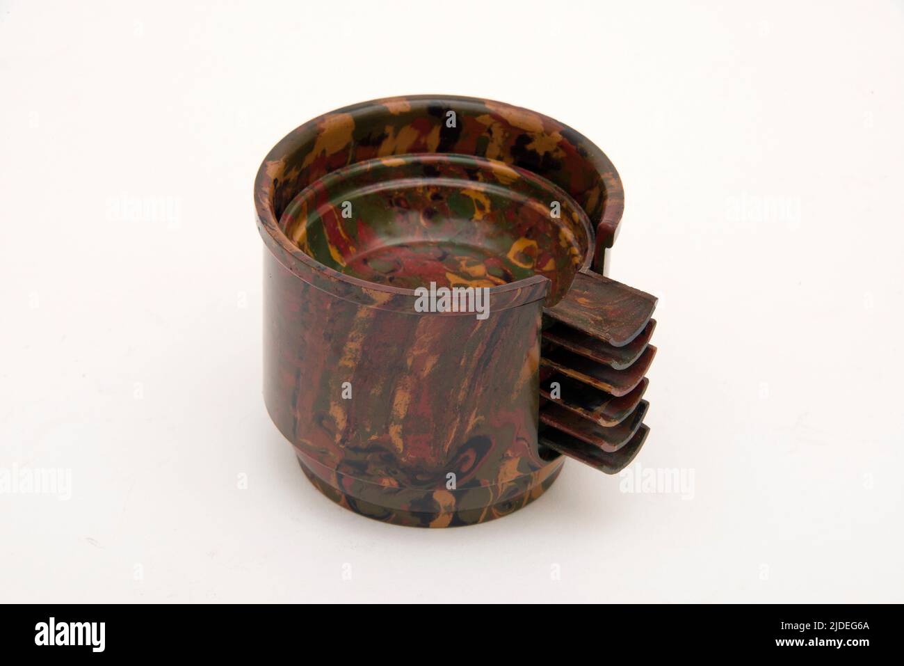 A selection of bakelite and plastic items. A set of mottled bakelite ...