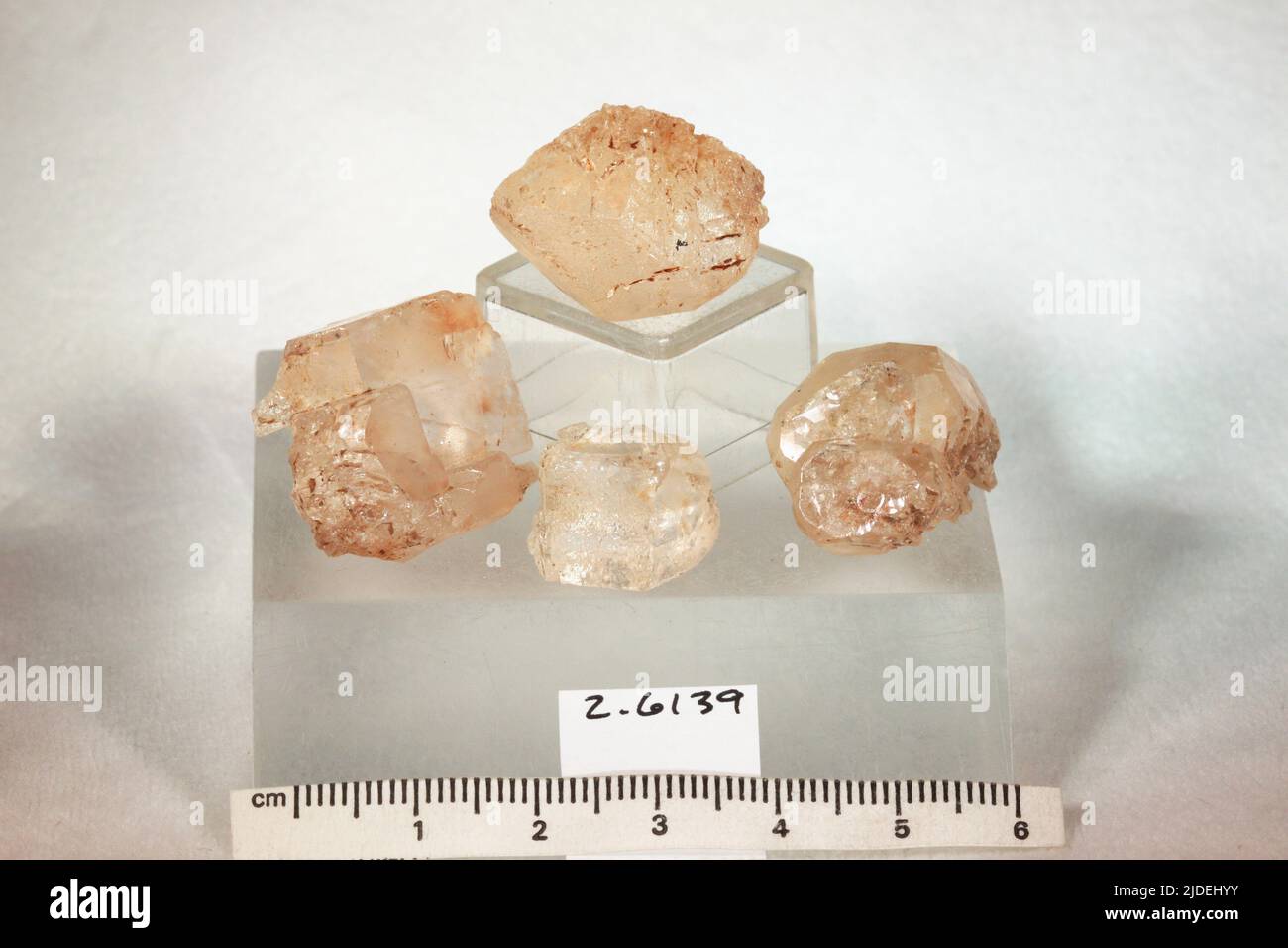 Emerald hexagonal crystal hi-res stock photography and images - Alamy