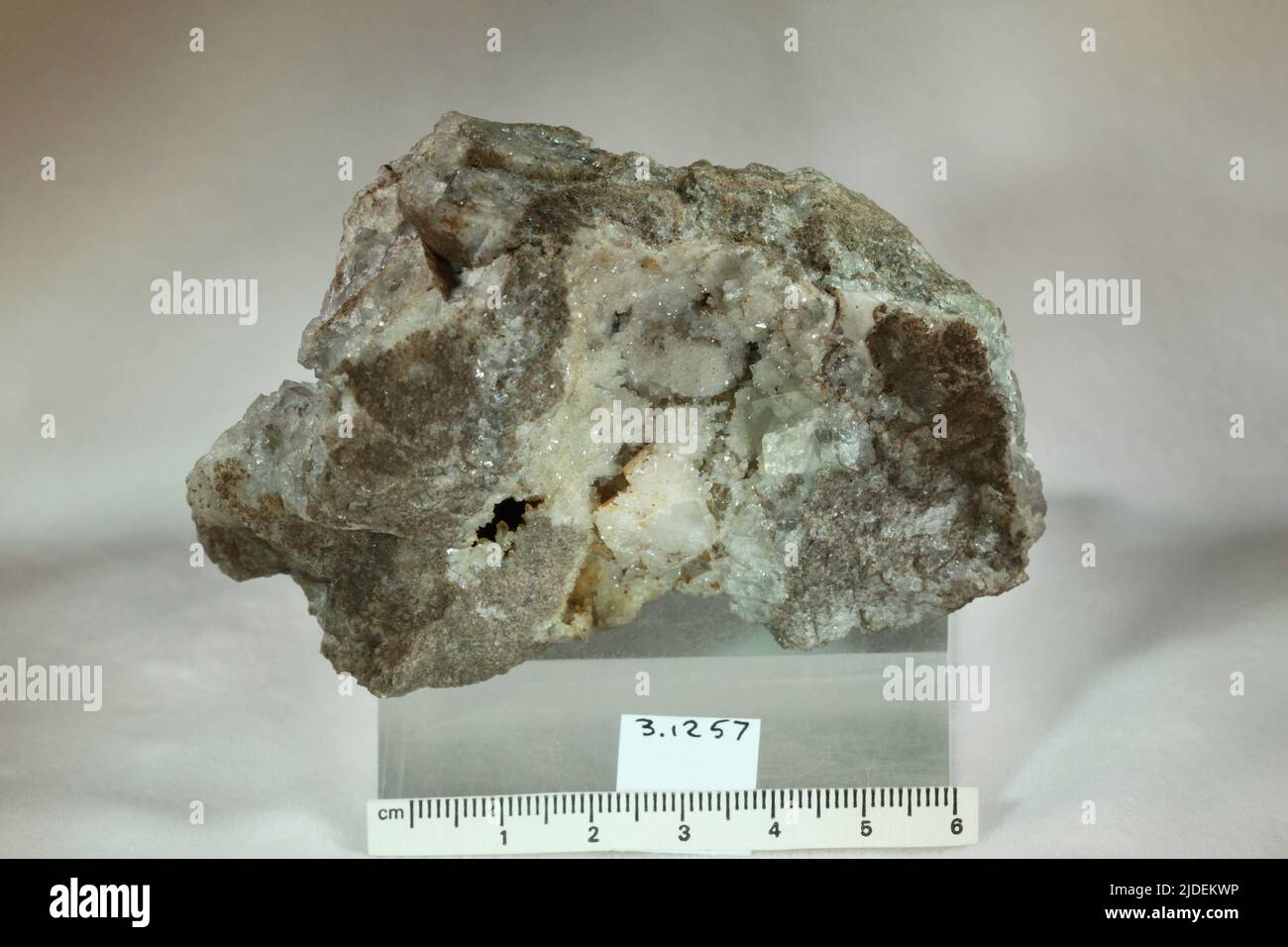 Scheelite tungsten ore hi-res stock photography and images - Alamy
