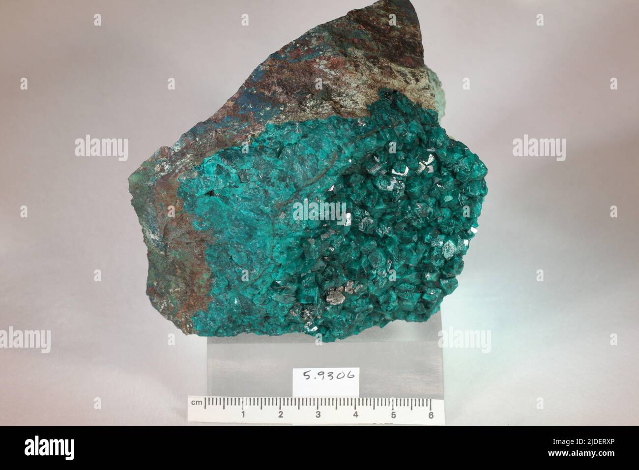 Green crystals dioptase copper hi-res stock photography and images - Alamy