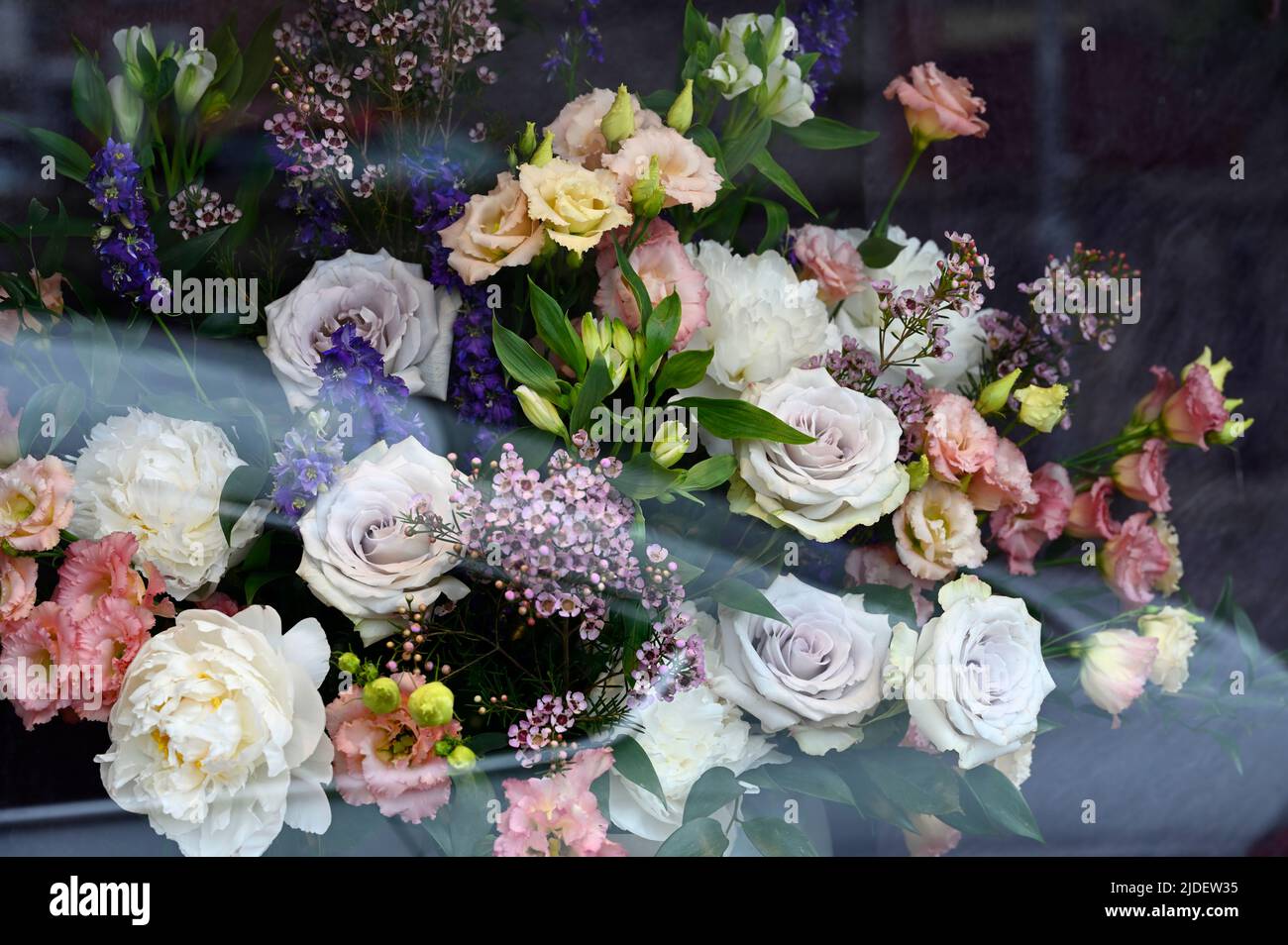 Floral shop display hi-res stock photography and images - Alamy