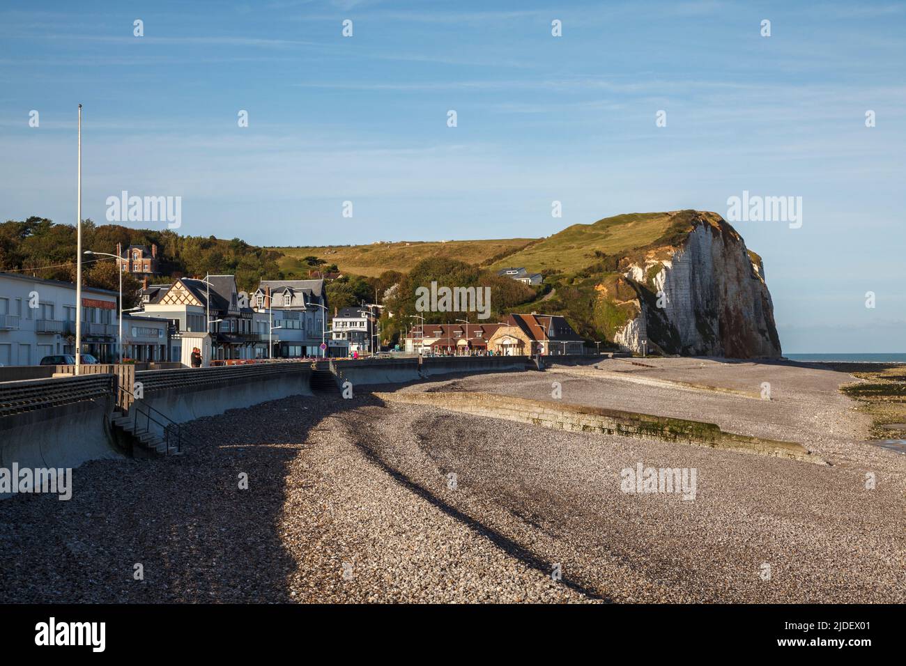 Pebble beach with cliffs and houses at Veulettes-sur-Mer, Normandië ...