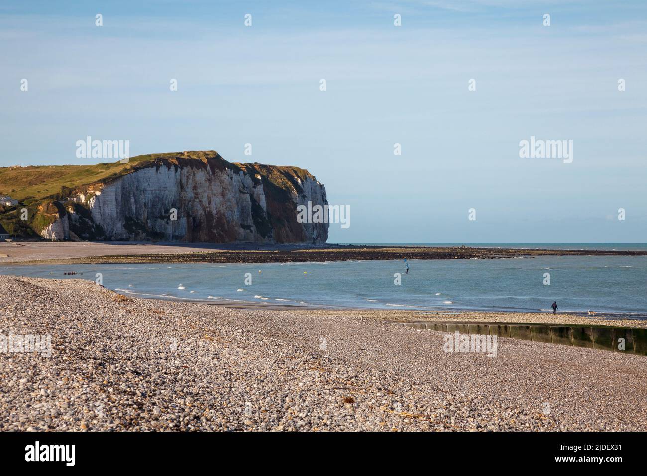 Pebble beach with cliffs at Veulettes-sur-Mer, Normandië, France ...
