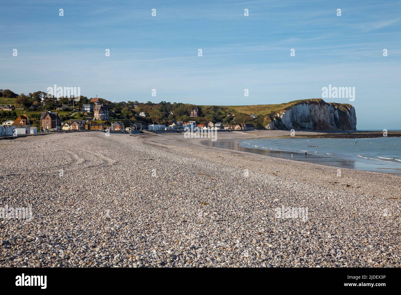 Pebble beach with cliffs and houses at Veulettes-sur-Mer, Normandië ...