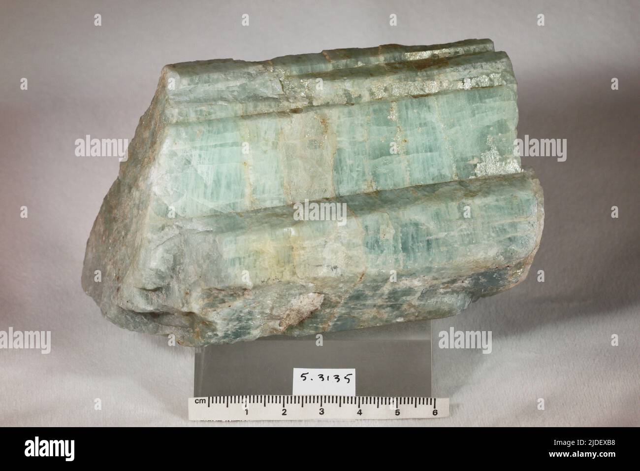 Emerald hexagonal crystal hi-res stock photography and images - Alamy