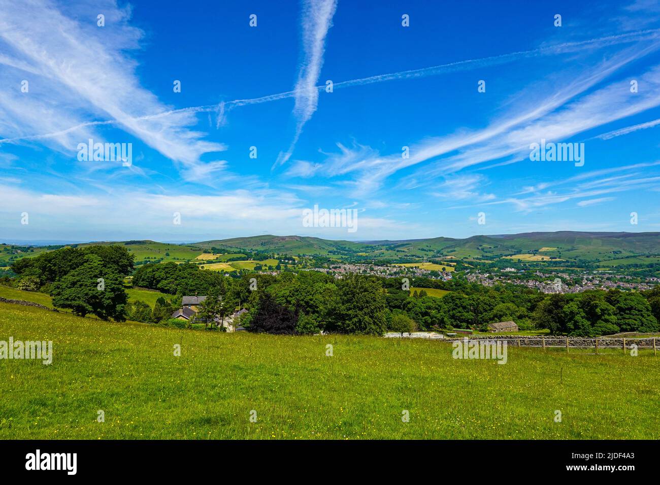 Blue sky and summer weather over the Peak District, Derbyshire, England ...