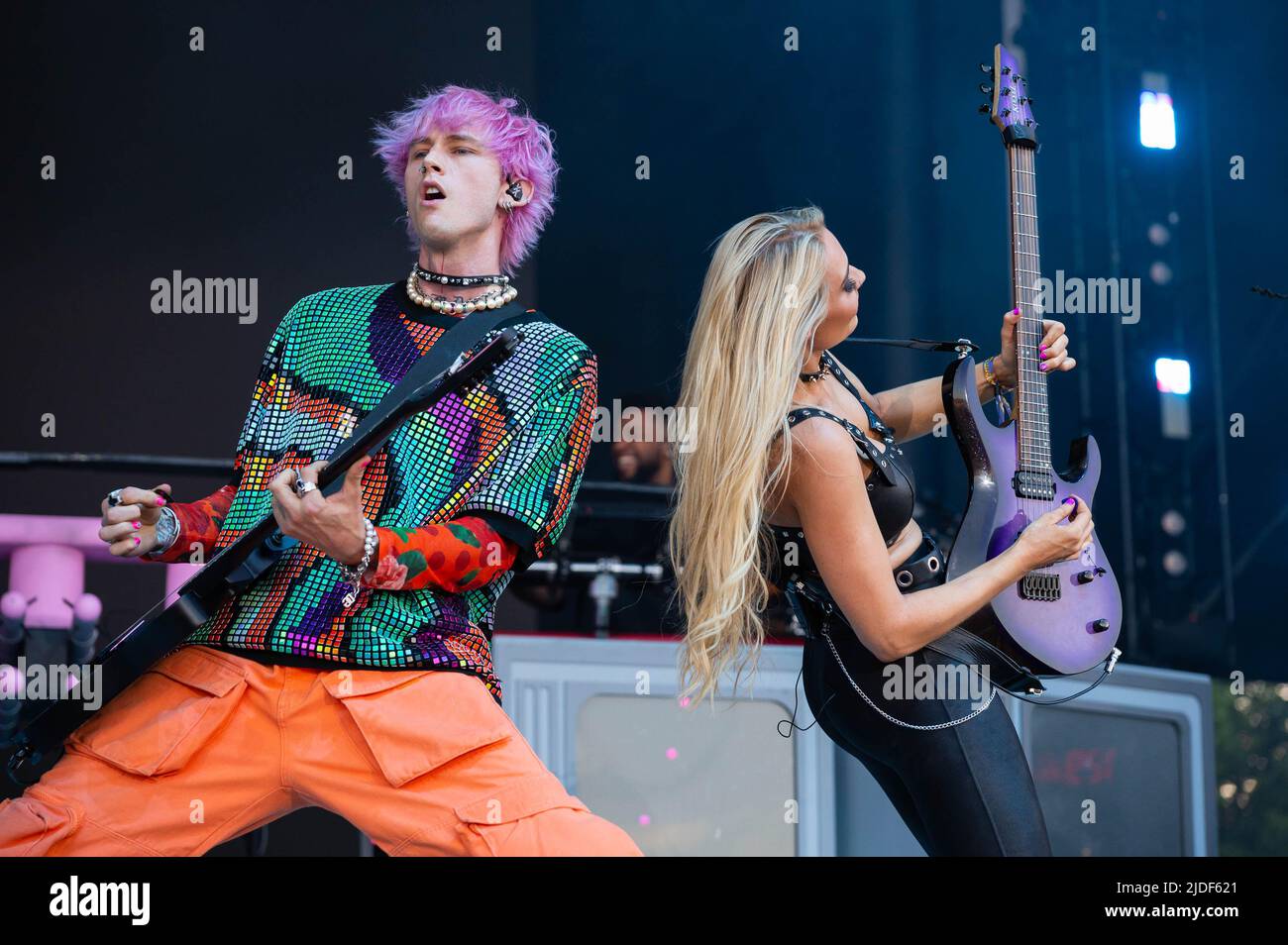 Sophie lloyd machine gun kelly hi-res stock photography and images - Alamy
