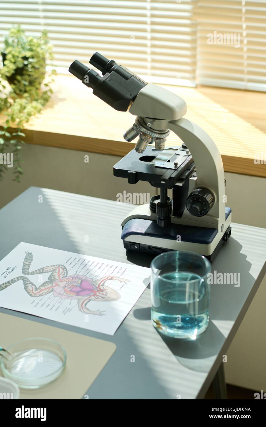 Grey microscope hi-res stock photography and images - Alamy