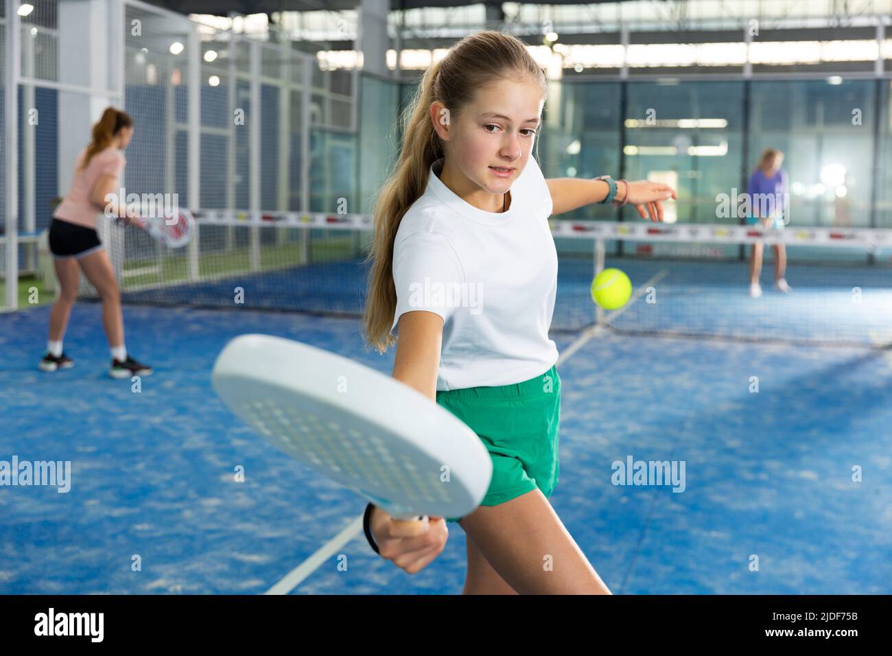 Children playing padel tennis hi-res stock photography and images - Alamy