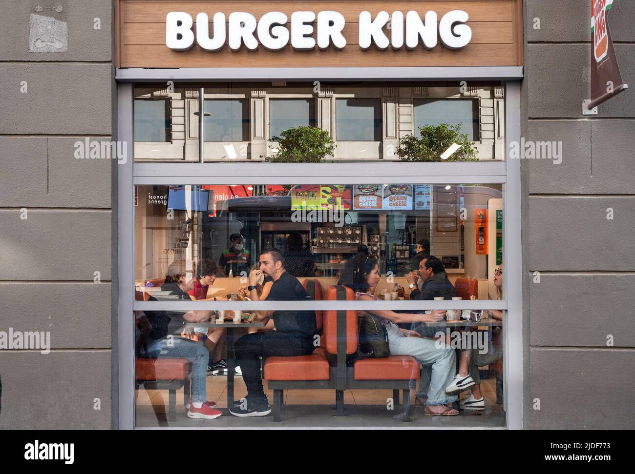 Madrid, Spain. 28th May, 2022. Customers are seen at the American chain ...