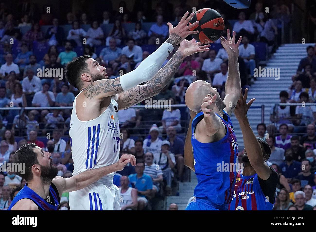Real Madrid Baloncesto's Vincent Poirier (c) and FC Barcelona's Nikola ...