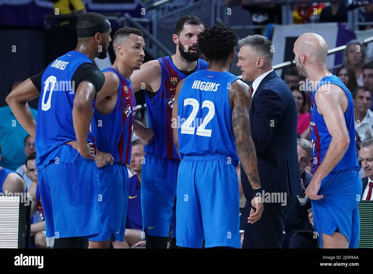 FC Barcelona's coach Sarunas Jasikevicius with Brandon Davies, Dante ...