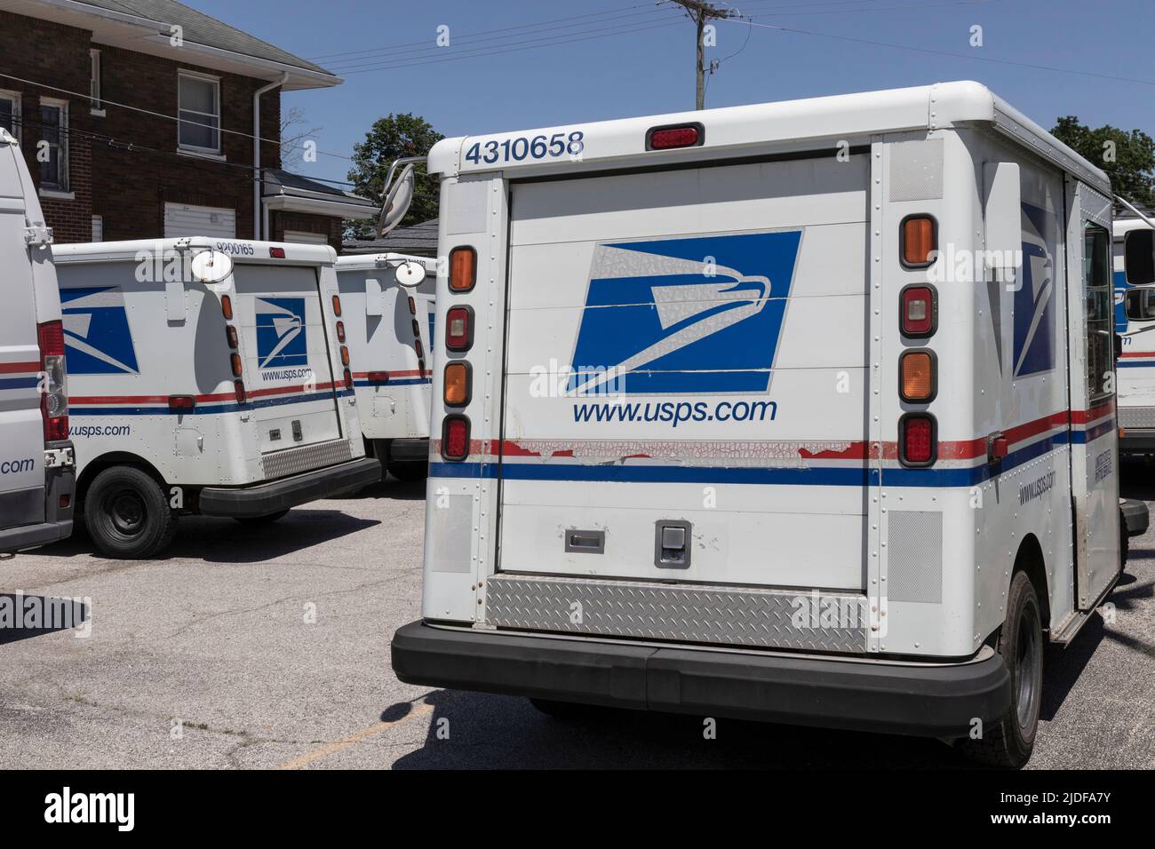 Dhl courier us hi-res stock photography and images - Alamy