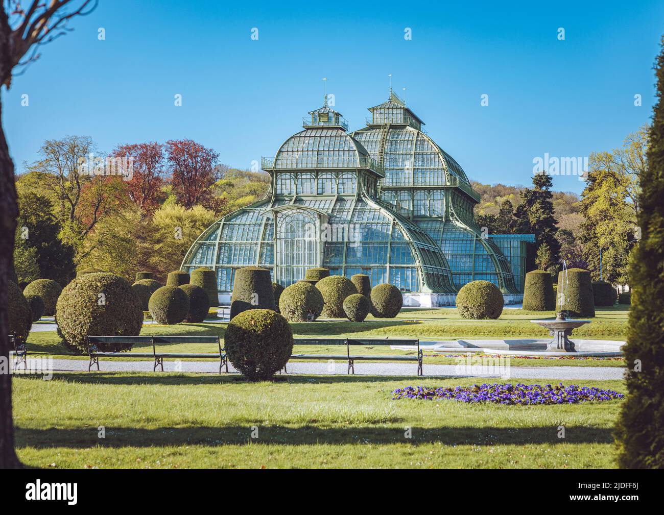 Palmenhaus building schonbrunn palace hi-res stock photography and ...