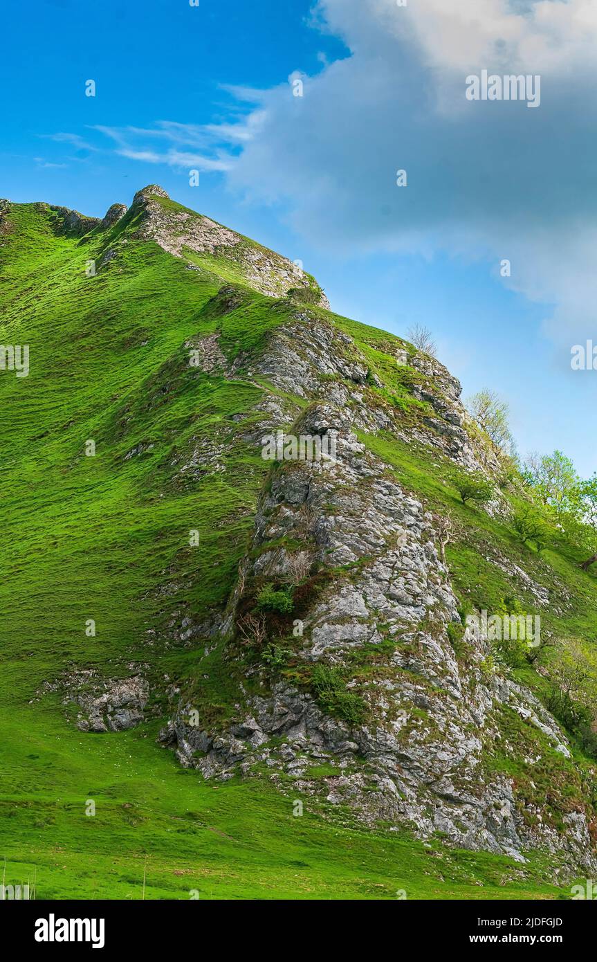 The sharp-edged reef-knoll limestone ridge of Parkhouse Hill in bright ...