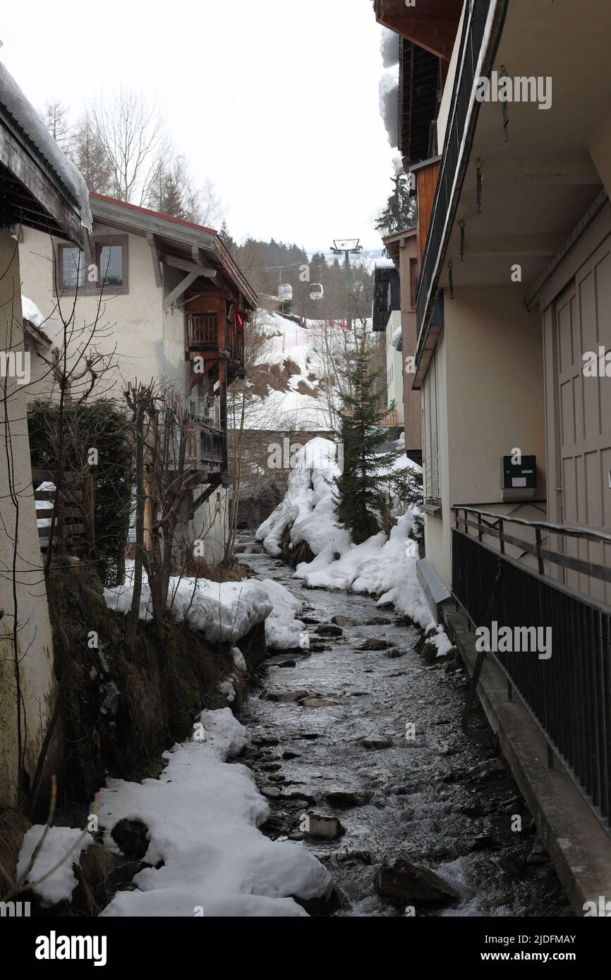 River in between houses hi-res stock photography and images - Alamy