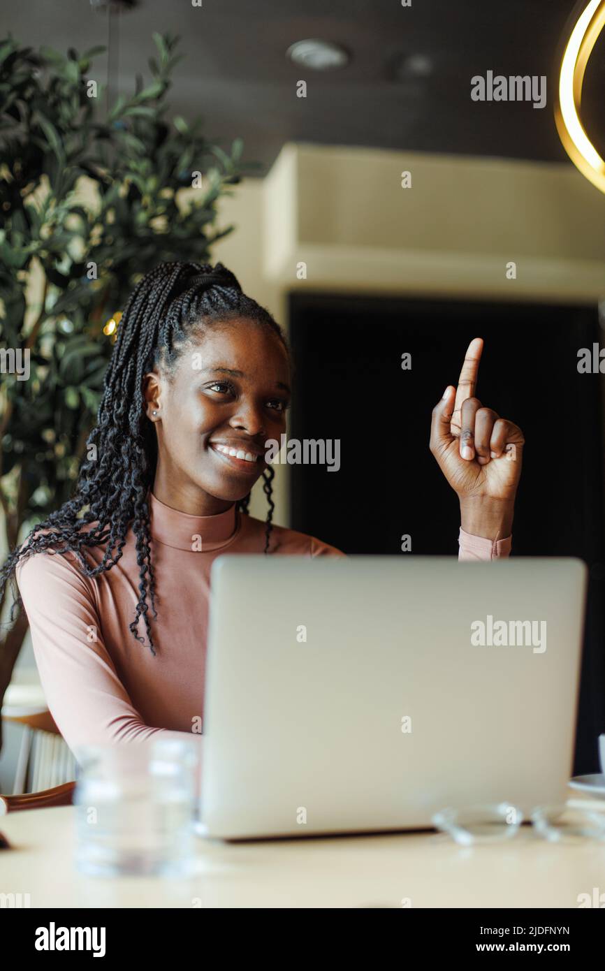 Black woman pointing finger hi-res stock photography and images - Alamy