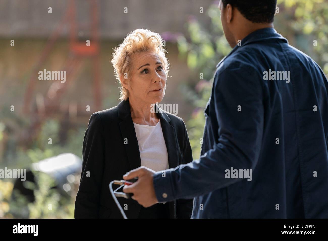 THE MAN WHO FELL TO EARTH, from left: Zoe Wanamaker, Chiwetel Ejiofor ...