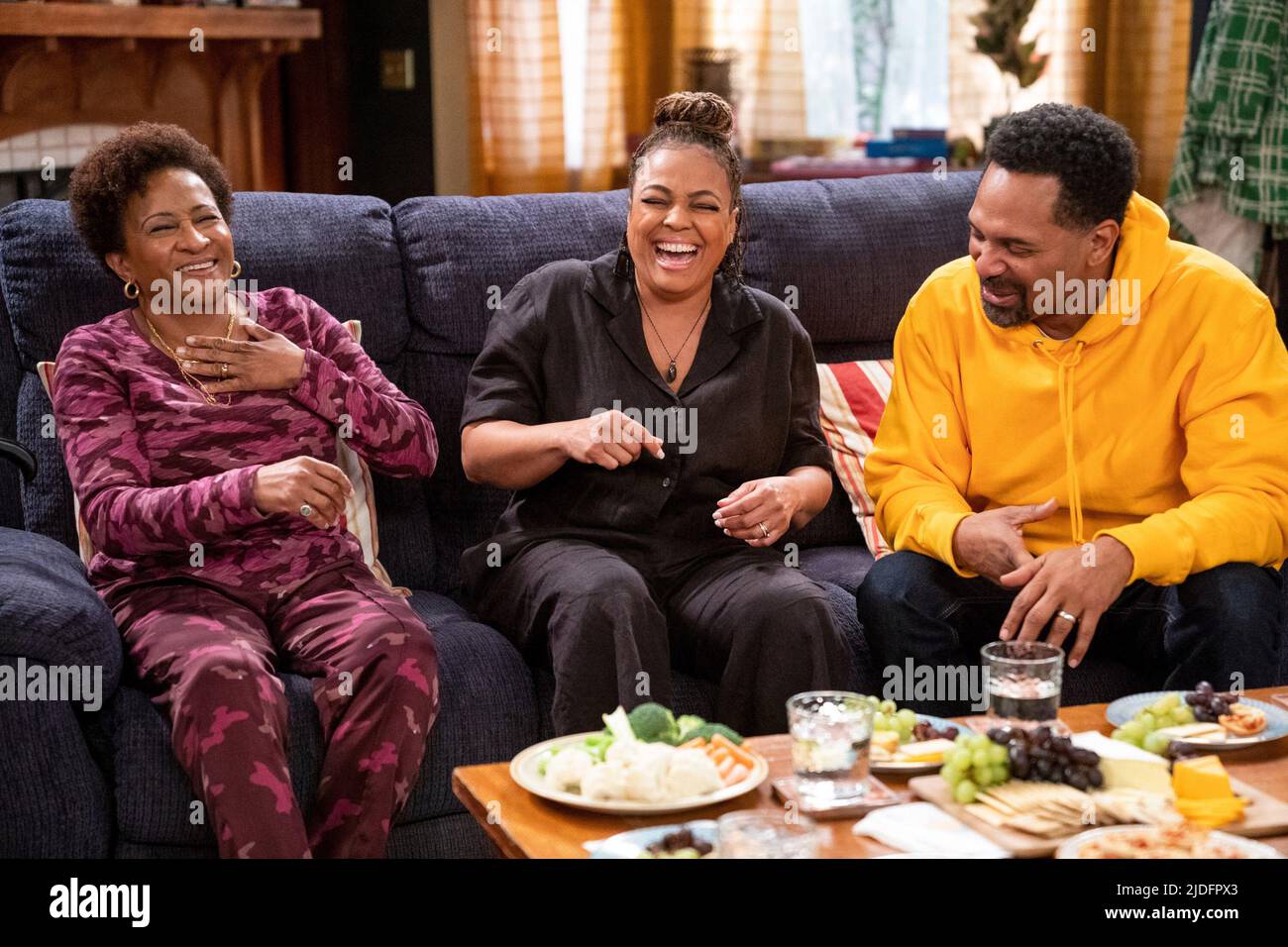 THE UPSHAWS, from left: Wanda Sykes, Kim Fields, Mike Epps, 'Sista ...