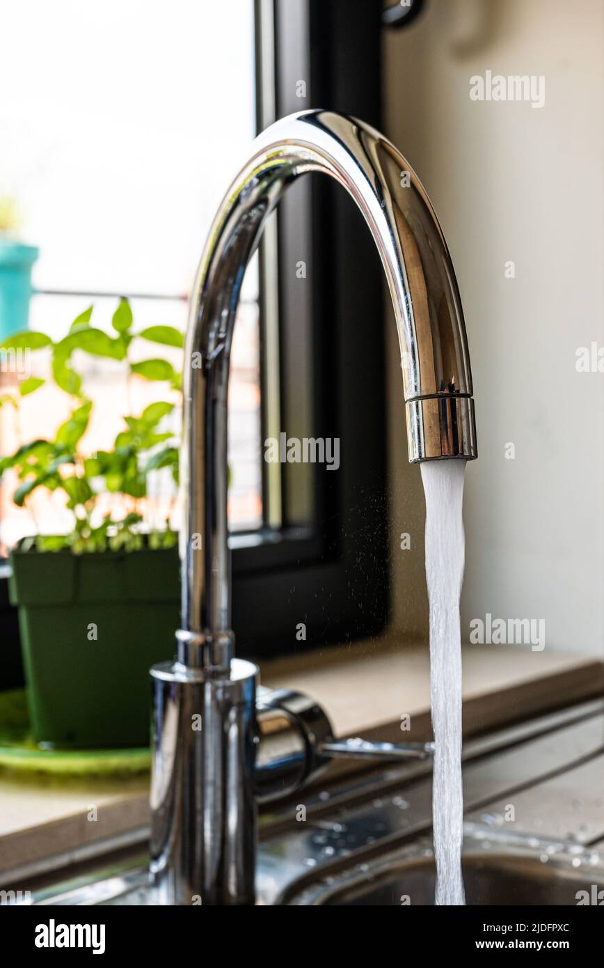 Kitchen metal sink streaming water hi-res stock photography and images ...