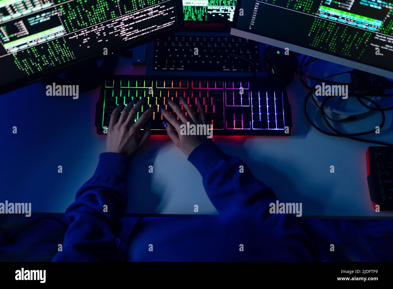 Hands and computer and dark room hi-res stock photography and images ...