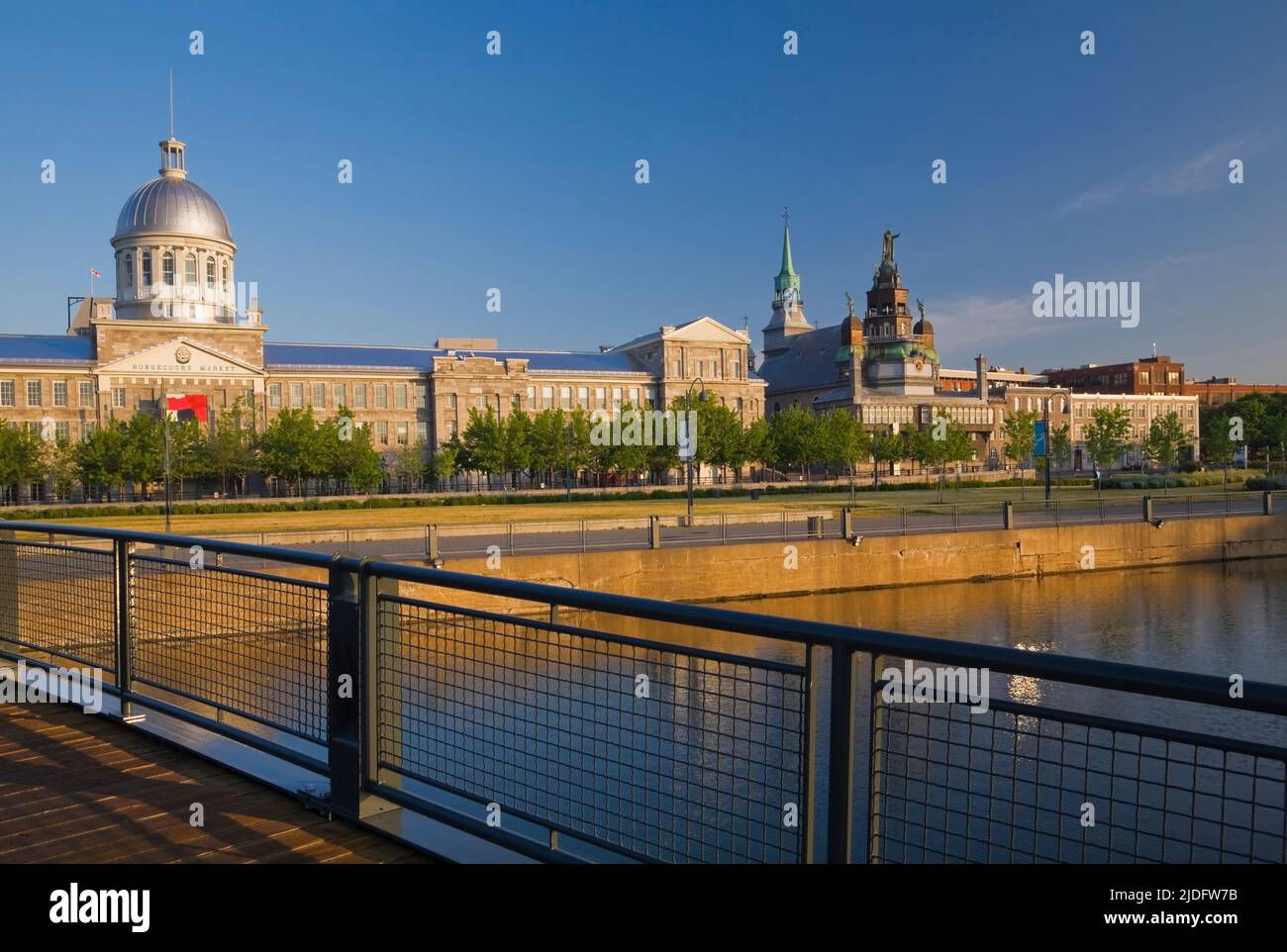 Bonsecours Market and footbridge over Bonsecours basin at sunrise, Old ...