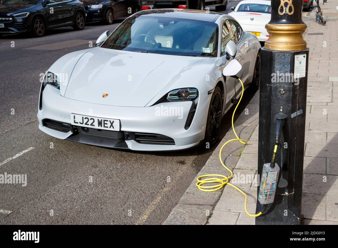 Lamppost electric vehicle charging hi-res stock photography and images ...