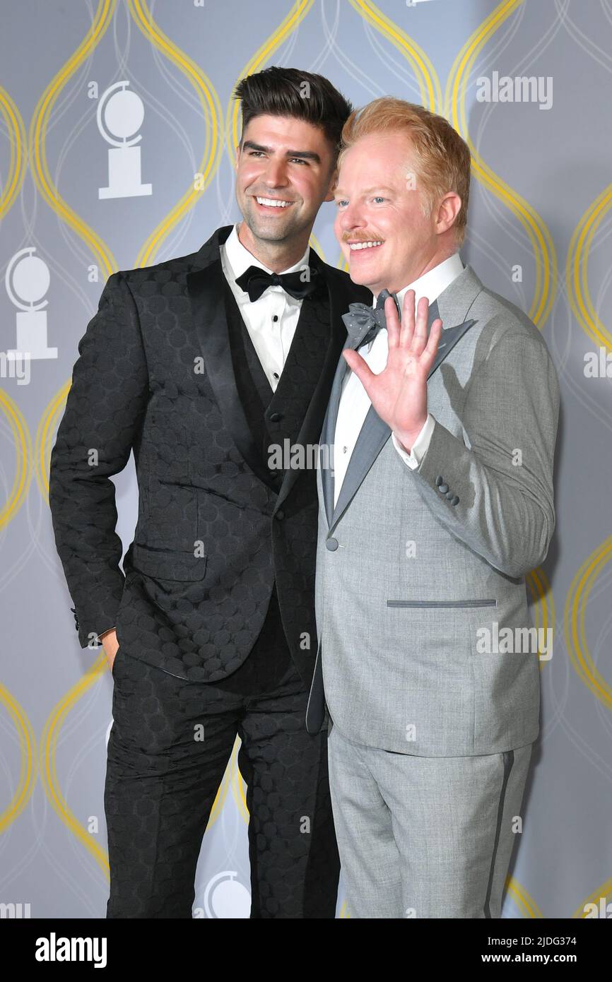 Justin Mikita and Jesse Tyler Ferguson Stock Photo - Alamy