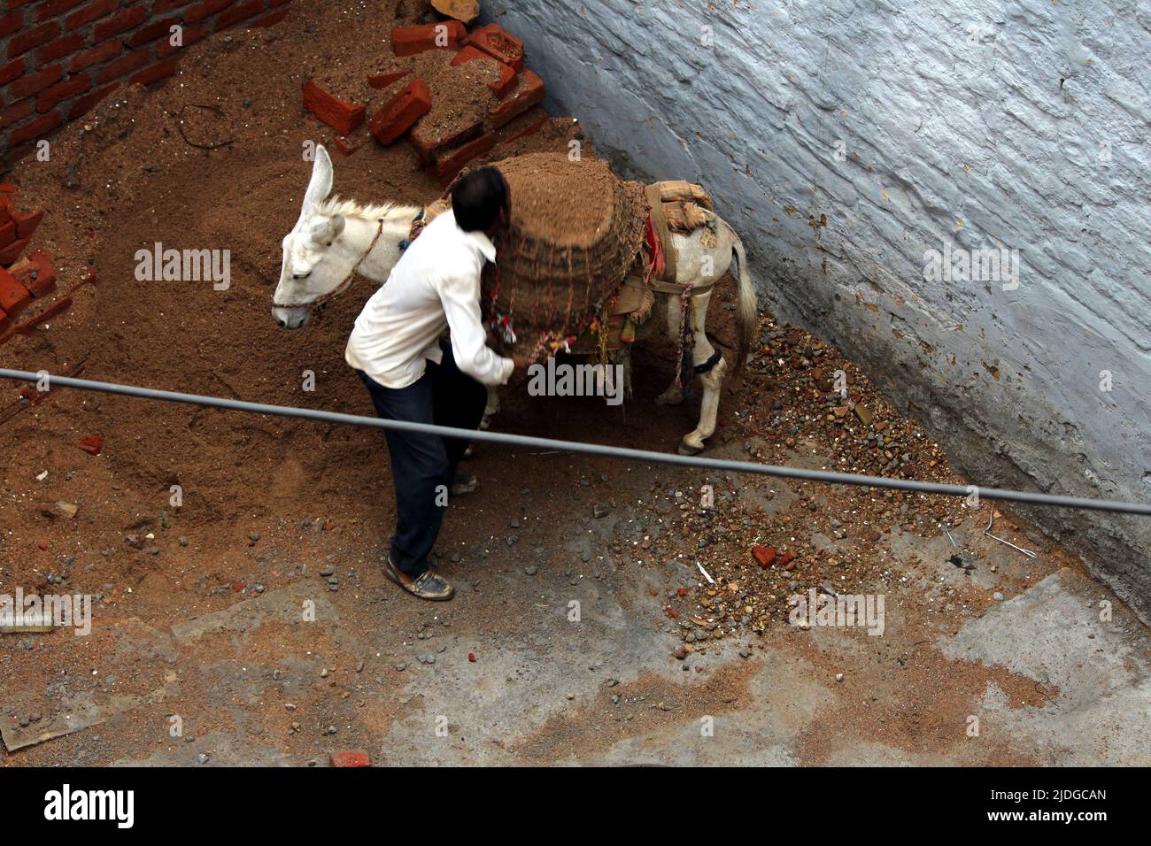 African construction site workers hi-res stock photography and images ...