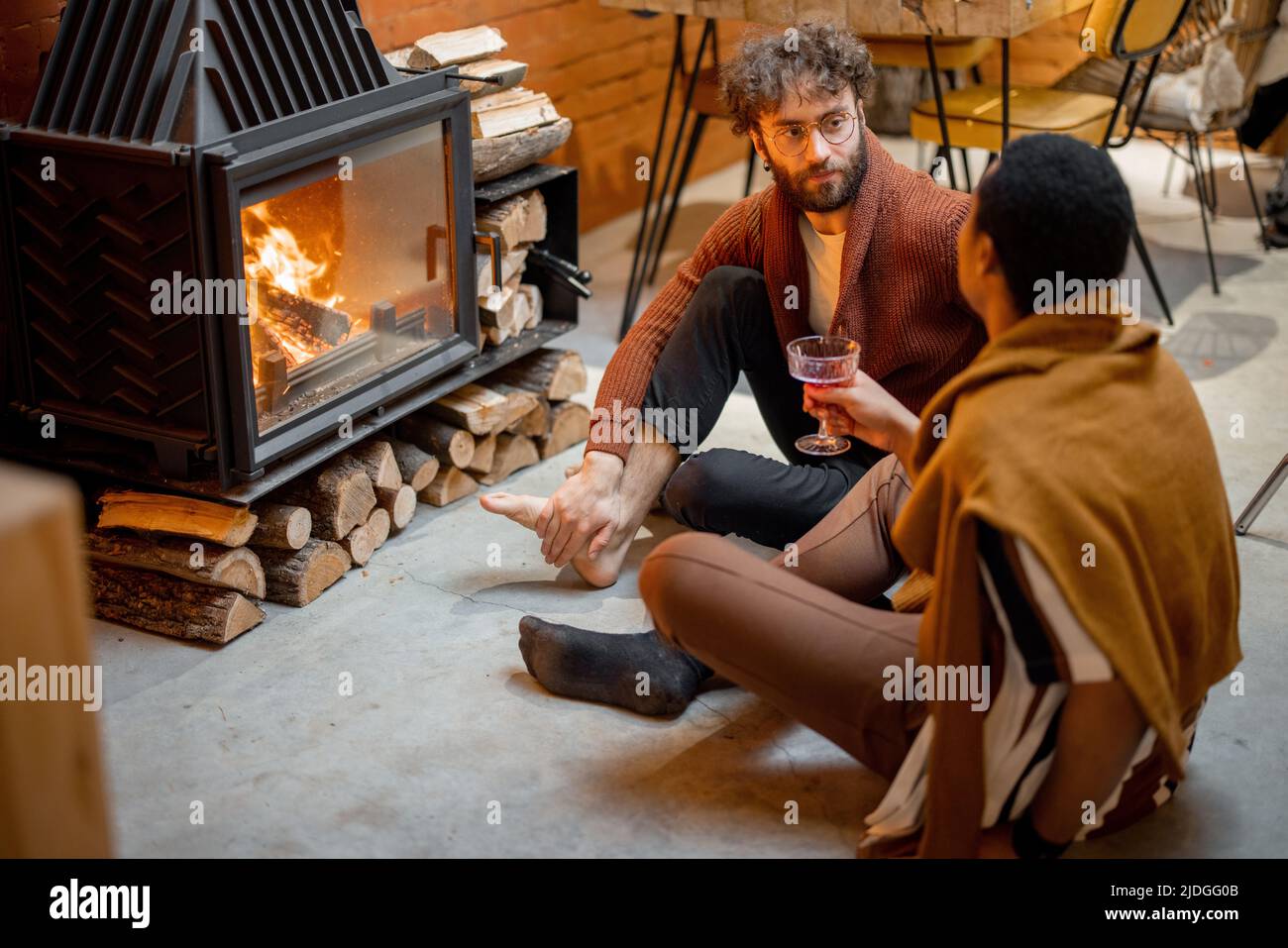 Couple sitting by fireside hi-res stock photography and images - Alamy