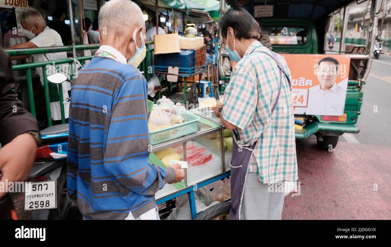 Money chaining hands hi-res stock photography and images - Alamy