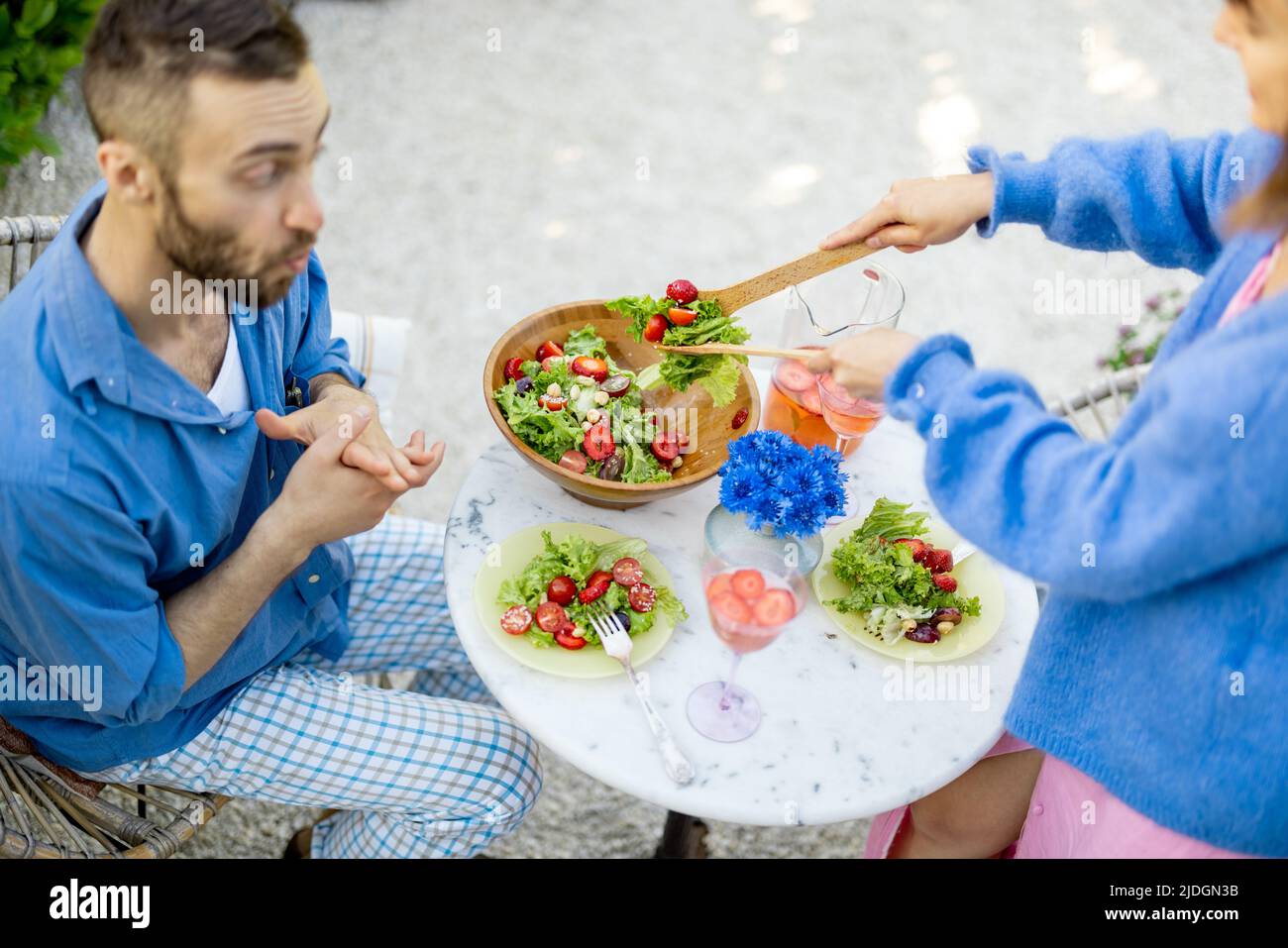 Family having dinner outdoors happy hi-res stock photography and images ...