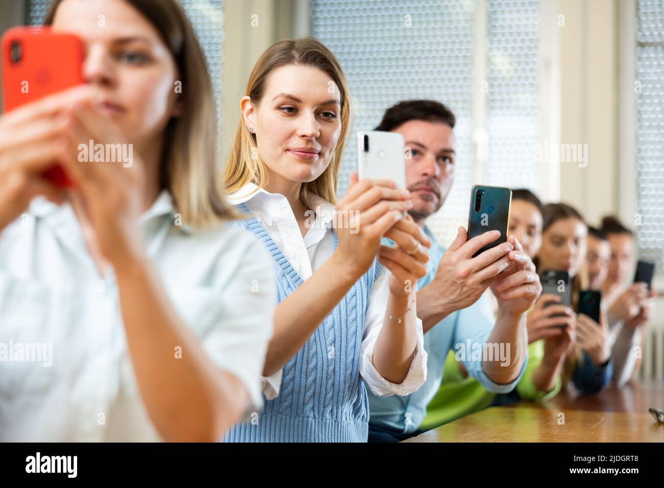 Students using phones in class hi-res stock photography and images - Alamy