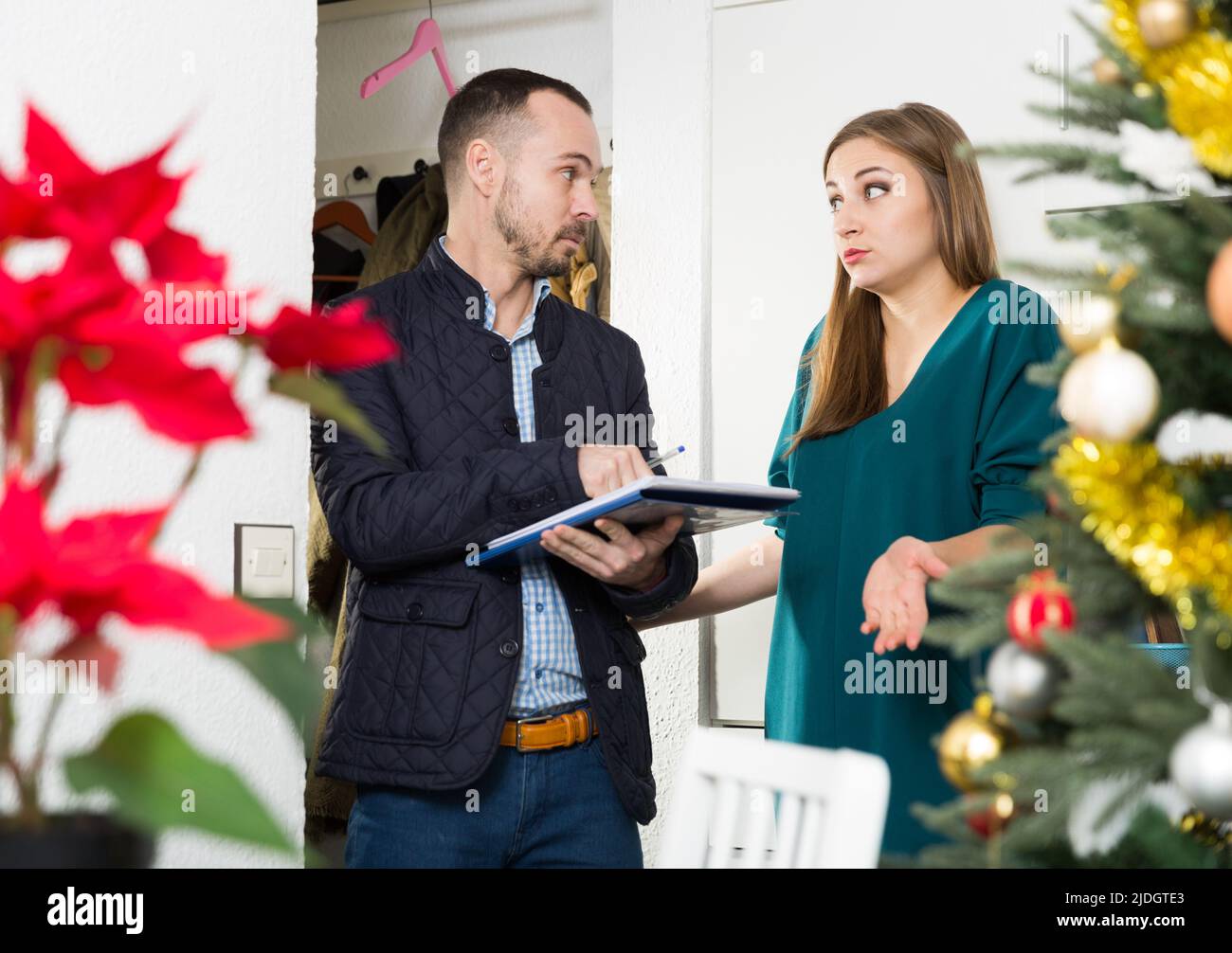 Debt collector and woman at doorway Stock Photo - Alamy