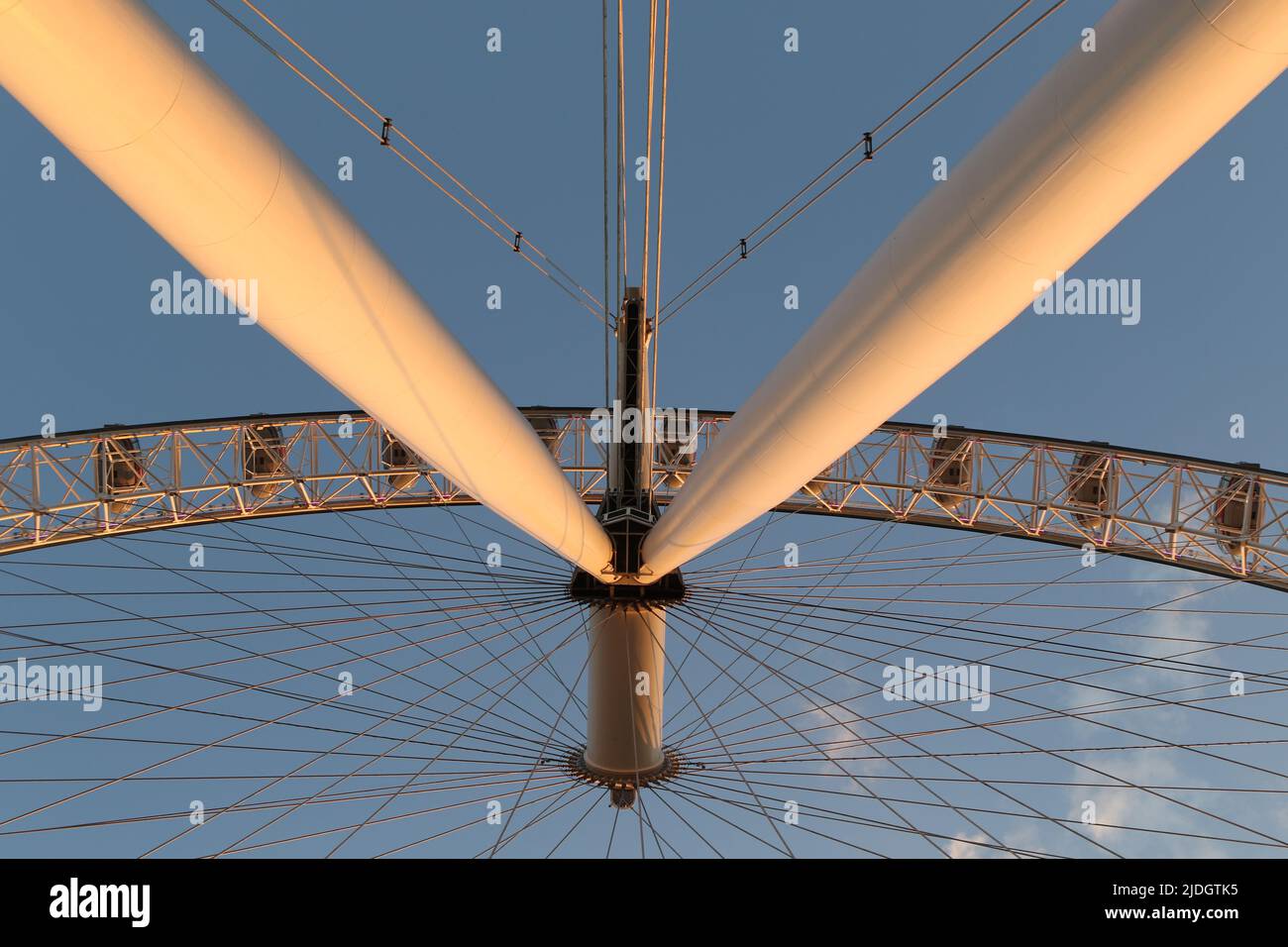 Cantilevered frame hi-res stock photography and images - Alamy