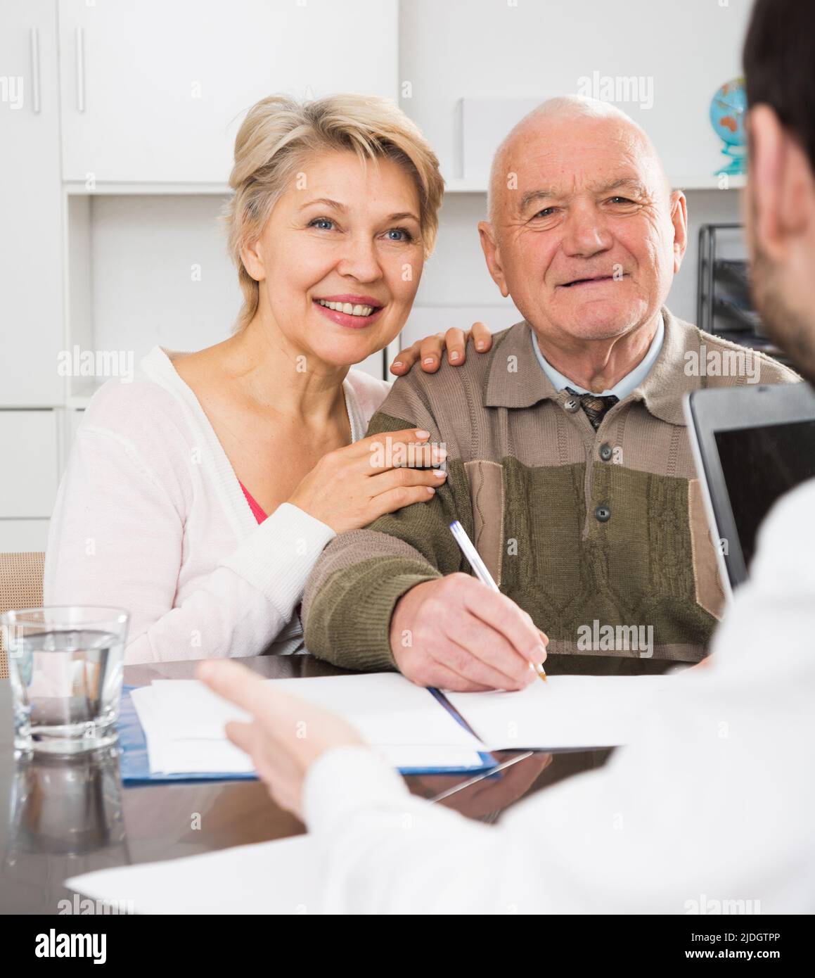 Arranging papers hi-res stock photography and images - Alamy