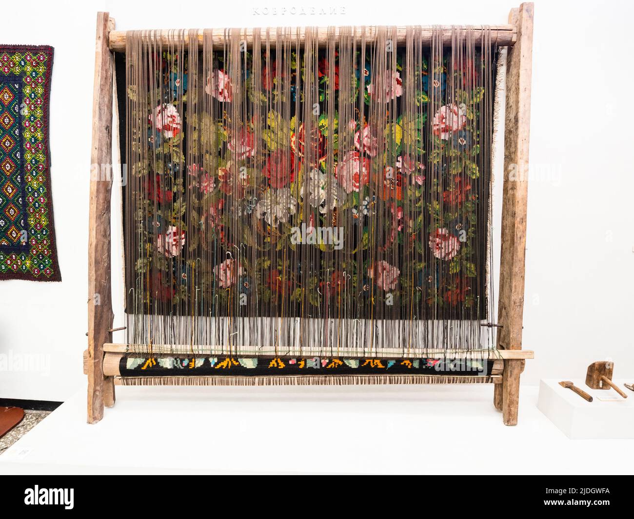 Horizontal frame loom hi-res stock photography and images - Alamy