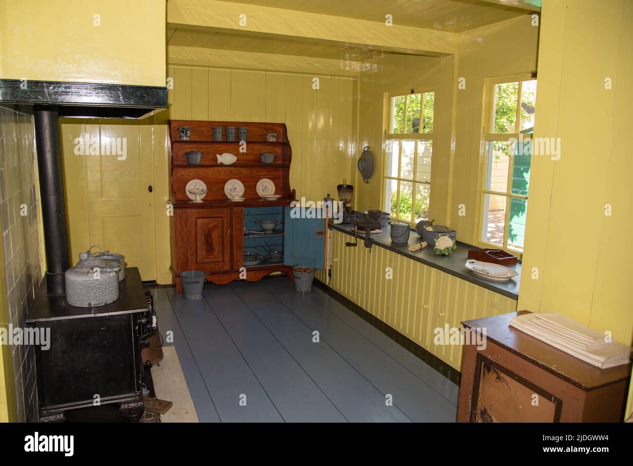 Old fashioned kitchen hi-res stock photography and images - Alamy