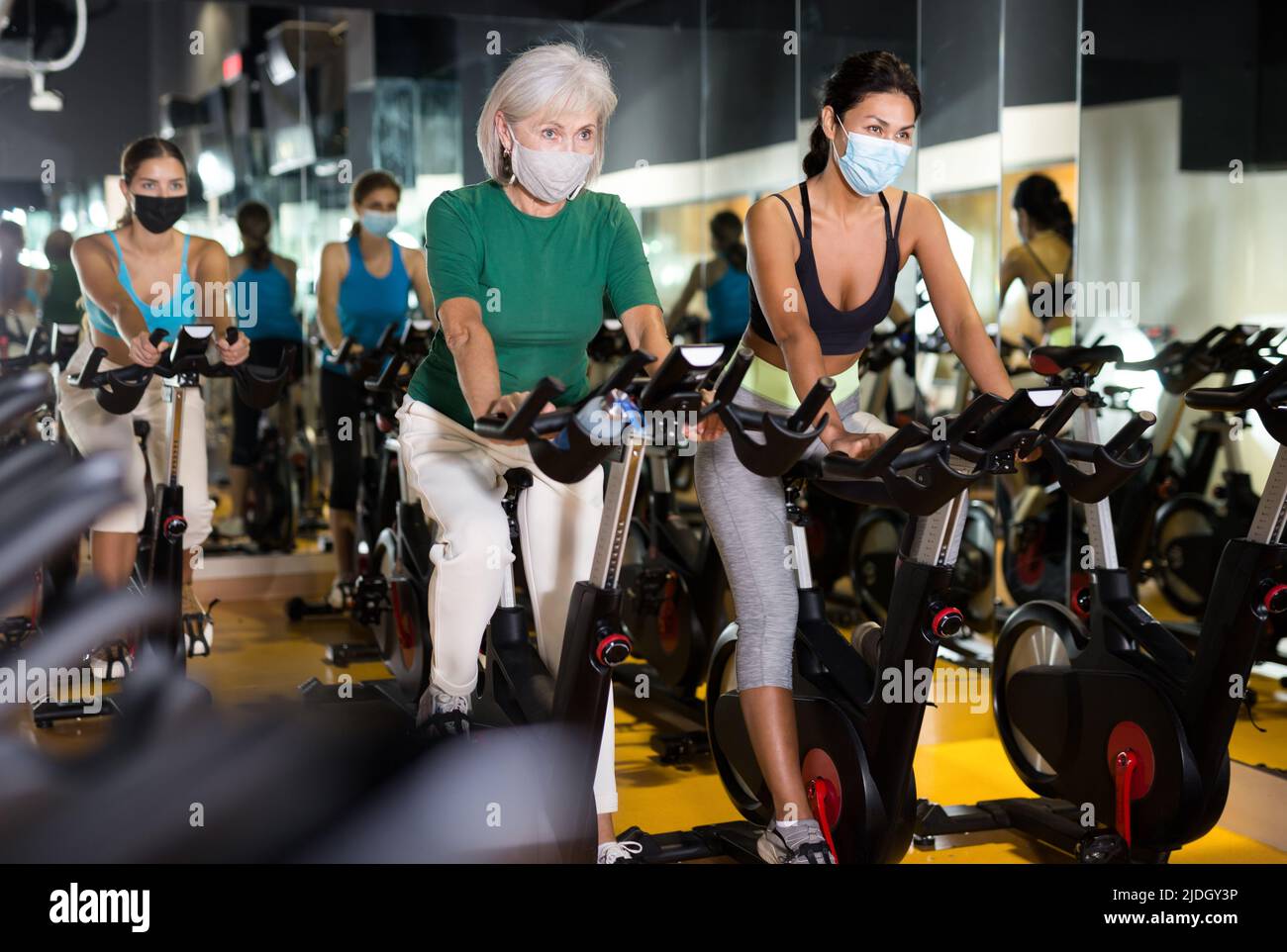 Women wearing masks training hi-res stock photography and images - Alamy