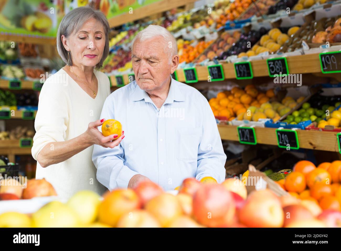 Man chooses fruits vegetables hi-res stock photography and images - Alamy