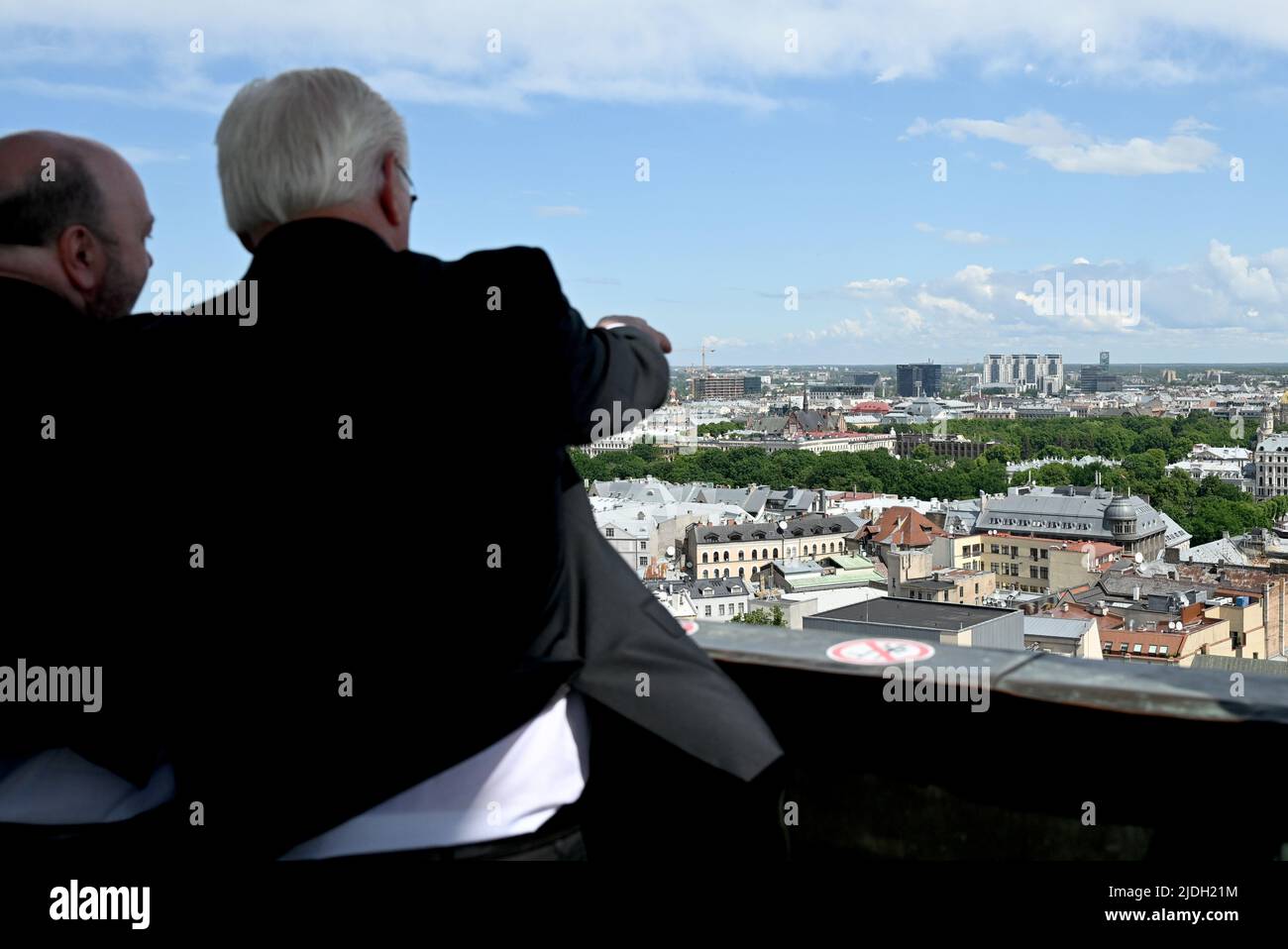 Riga, Latvia. 21st June, 2022. President Frank-Walter Steinmeier (r ...
