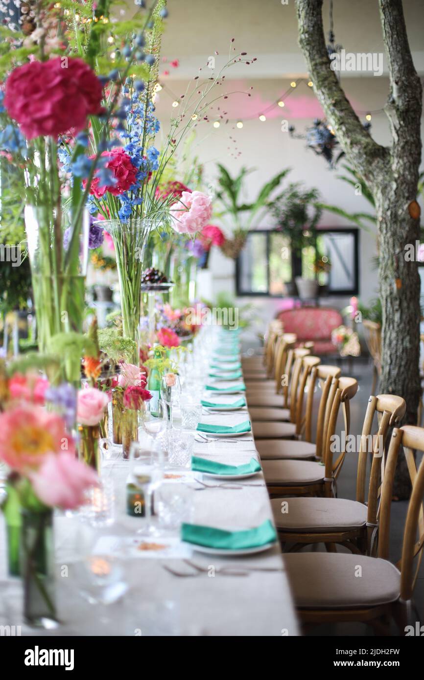 Setting flowers hi-res stock photography and images - Alamy