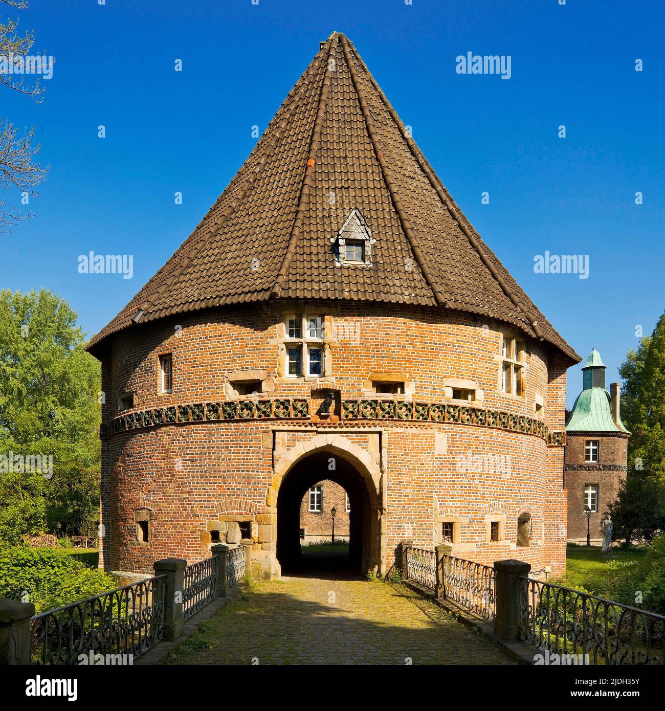 Moat of castle hi-res stock photography and images - Alamy
